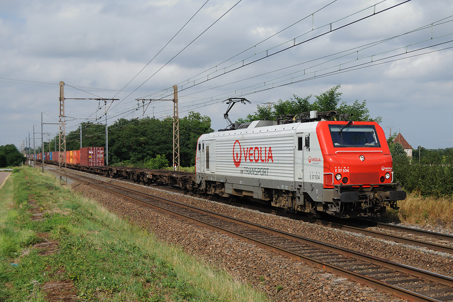 Photos-de-Trains.net :: Un train Veolia file vers le sud