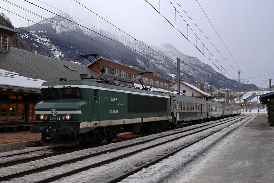 Photos-de-Trains.net :: La CC 6558 sur le TER 883358 au dÃ©part de Modane
